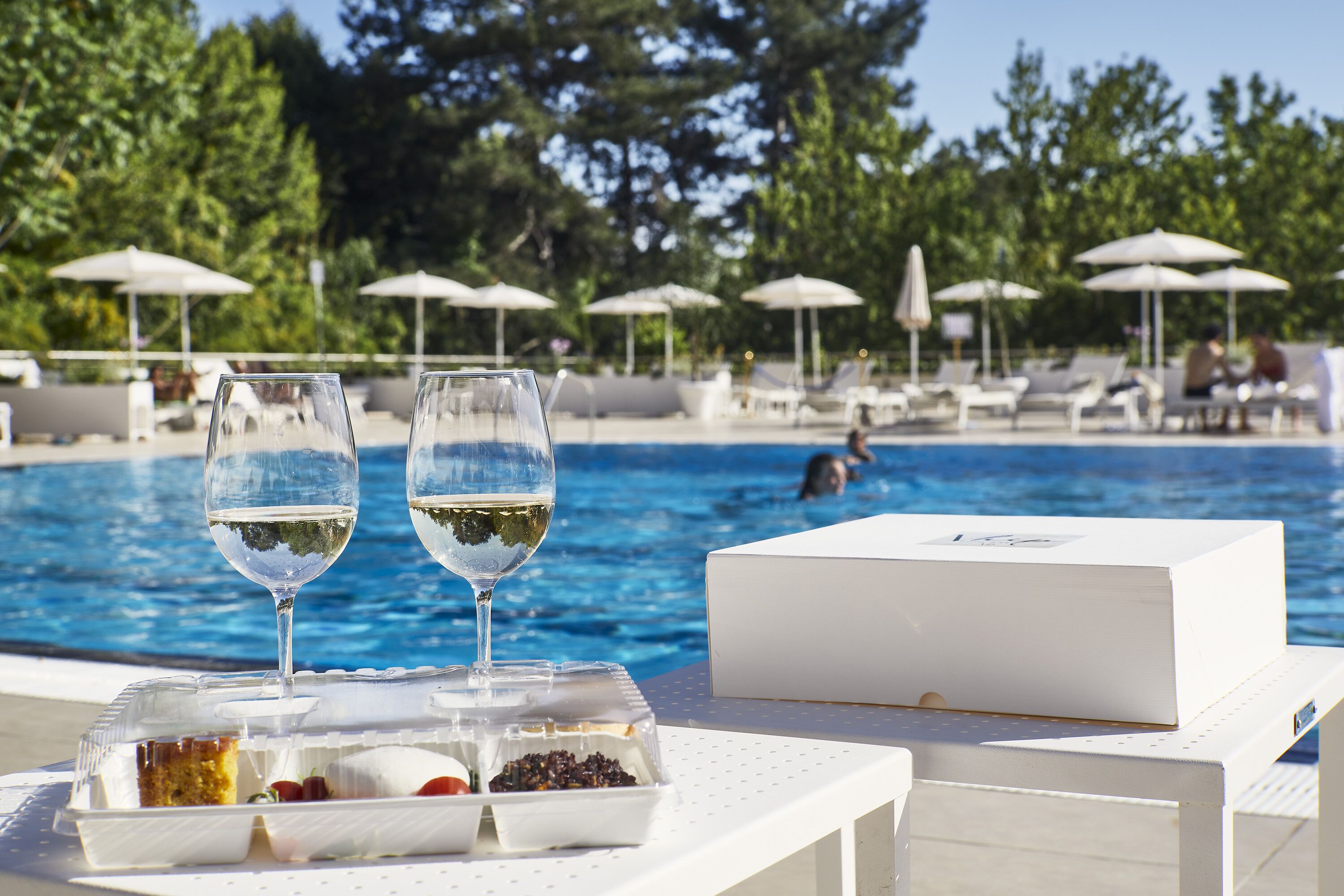 Serviço de café da manhã, local e internacional, vistas para a piscina 