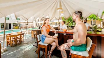 Bar à beira da piscina