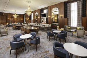 3 bares/lounges, saguão/lounge