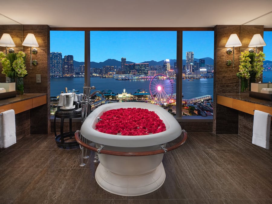 Suíte, 1 cama King, vista para o porto | Banheiro | Banheira e chuveiro separados, produtos de toalete de grife