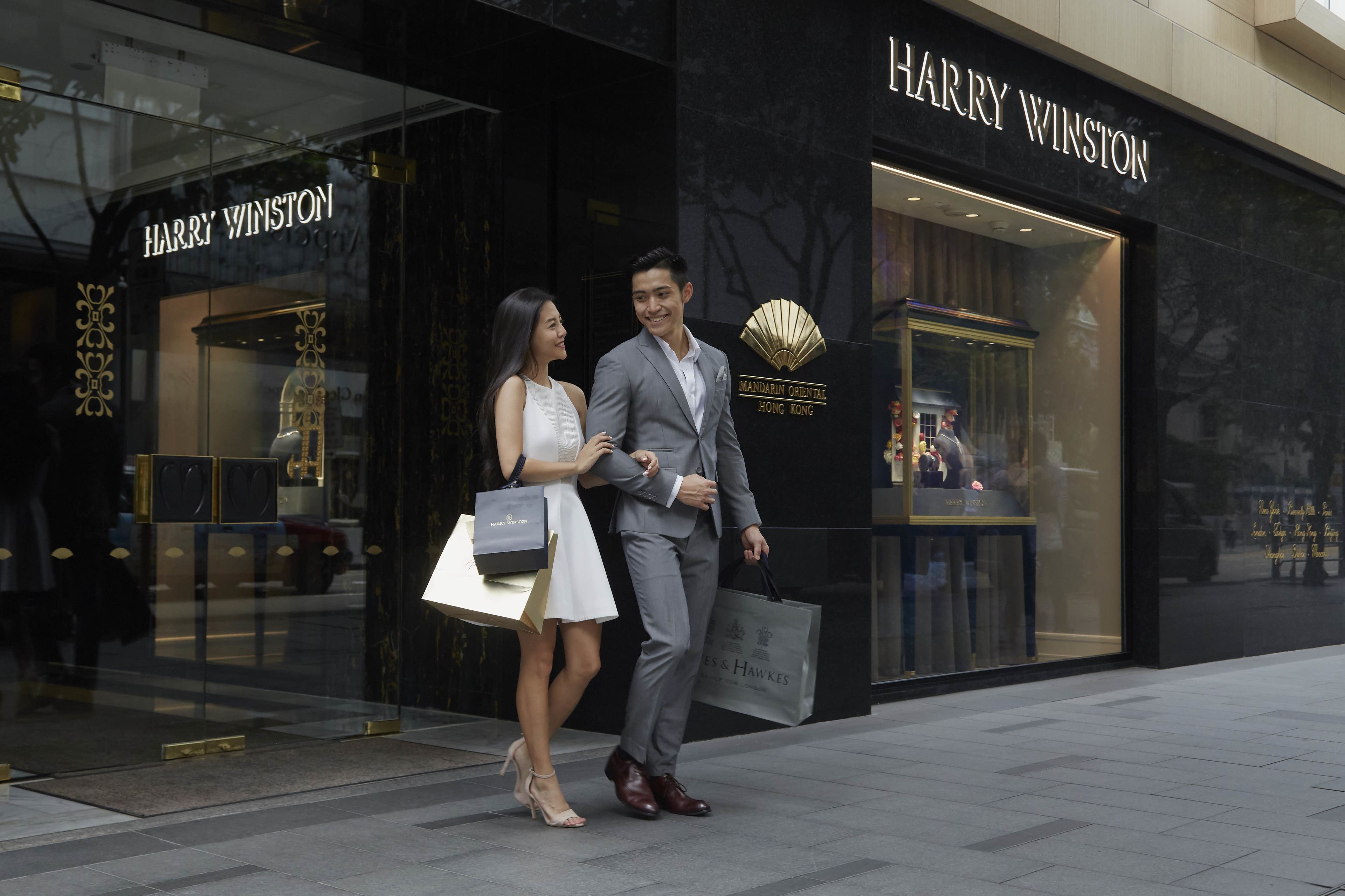 Uma loja da Harry Winston com fachada de vidro e uma placa bem visível.