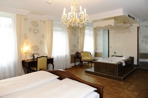 Suíte júnior | Roupas de cama antialérgicas, frigobar, cofres nos quartos