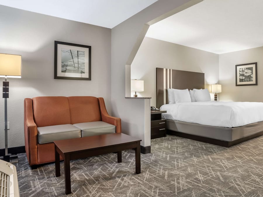 Suite, 1 cama king-size, não fumadores, frigorífico e micro-ondas | Camas de colchão pillowtop, secretária