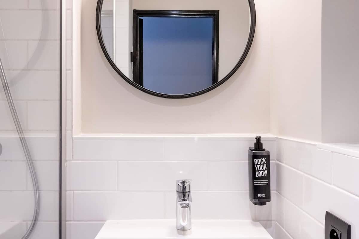 Escrivaninha, espaço de trabalho para notebook, cortinas blackout