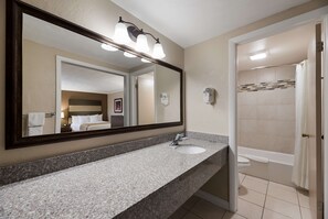 Quarto Standard, 2 camas queen-size, não fumadores | Casa de banho | Artigos de higiene pessoal grátis, um secador de cabelo 