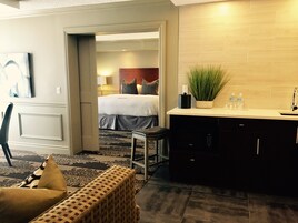 Suite de Luxo, 1 quarto, não fumadores (Stair Access Only) | Roupa hipoalergénica, secretária, cortinas/cortinados opacos 