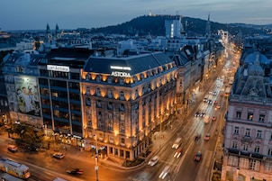 Um edifício histórico com o nome "Loft Astoria" em destaque, apresentando um estilo arquitetônico clássico com vários andares e grandes janelas.