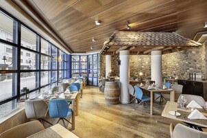 2 restaurantes, pequenos-almoços servidos, cozinha internacional 