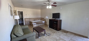 Suíte, 1 cama King, para não fumantes, banheira de imersão | Roupas de cama premium, edredons de pluma, escrivaninha