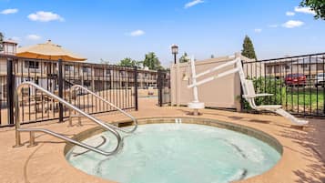 Piscina externa sazonal, funciona das 9h às 21h, guarda-sóis