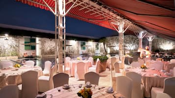2 restaurantes: servem pequenos-almoços, almoços e jantares