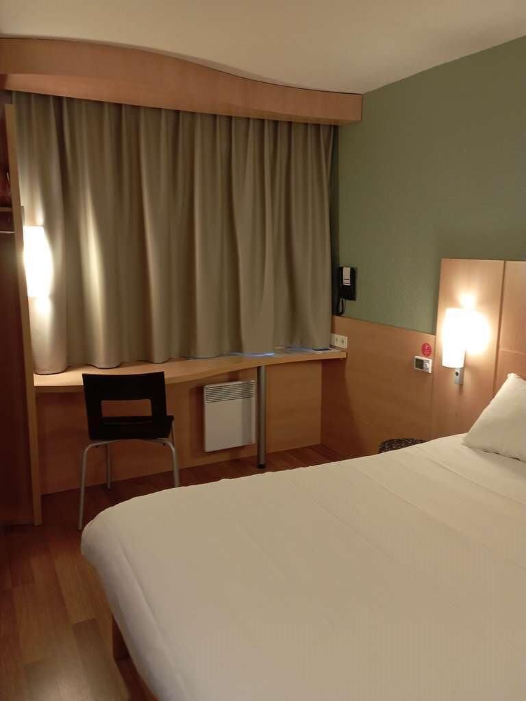 Quarto standard, 1 cama de casal | Escrivaninha, quartos à prova de som, ferros/tábuas de passar roupa