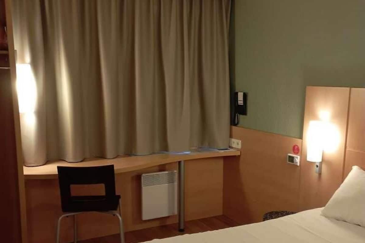 Quarto standard, 1 cama de casal | Escrivaninha, quartos à prova de som, ferros/tábuas de passar roupa