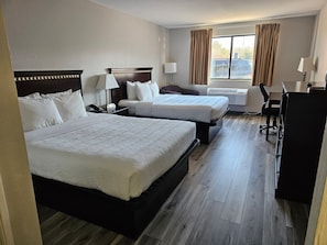 Escrivaninha, cortinas blackout, ferros/tábuas de passar roupa