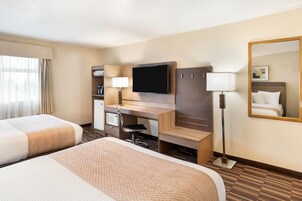 2 Queen Beds, Non-pet friendly | Secretária, cortinas/cortinados opacos, ferro/tábua de engomar 