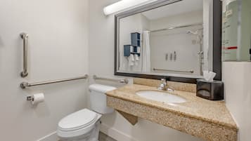 Quarto Standard, 1 cama king-size, acessível, não fumadores | Casa de banho | Artigos de higiene ecológicos, um secador de cabelo, toalhas fornecidas