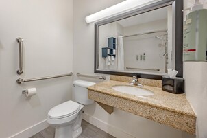 Quarto Standard, 1 cama king-size, acessível, não fumadores | Casa de banho | Artigos de higiene ecológicos, um secador de cabelo, toalhas fornecidas 