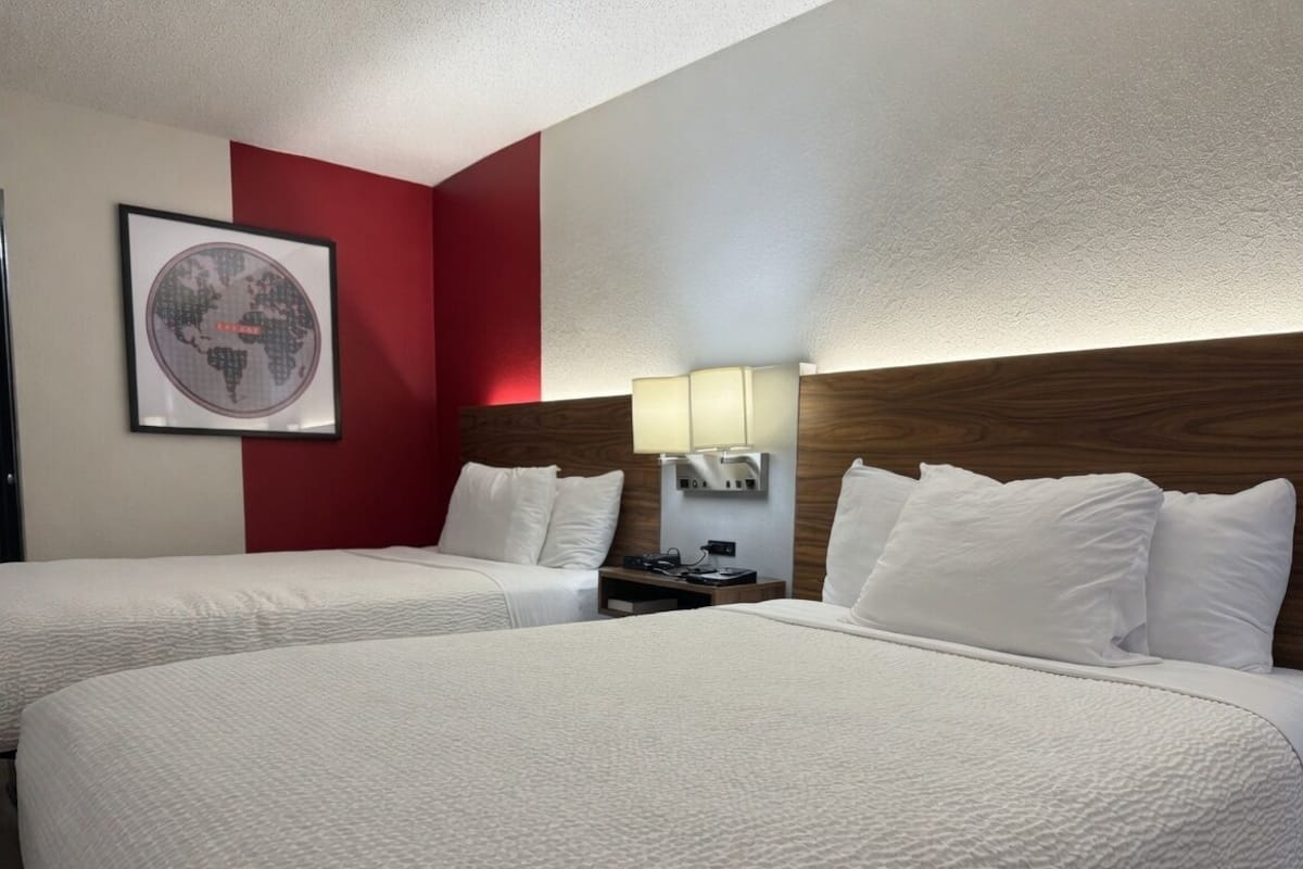 Escrivaninha, ferros/tábuas de passar roupa, berços grátis