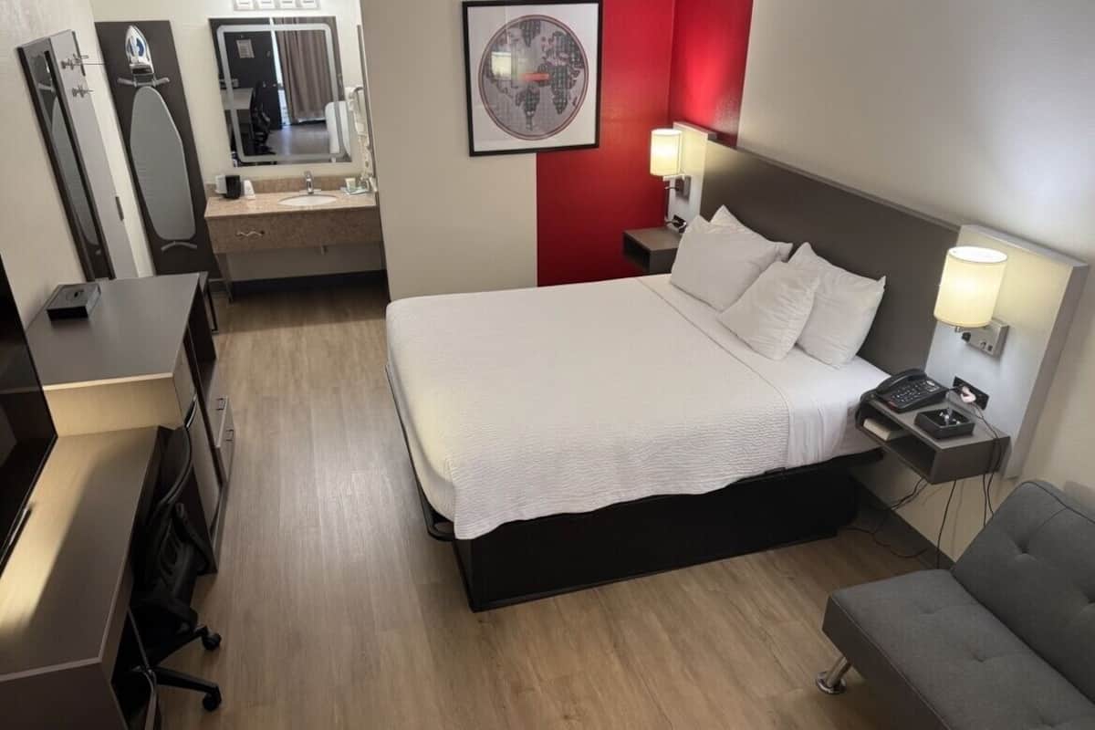 Quarto, 1 cama King, para não fumantes | Escrivaninha, ferros/tábuas de passar roupa, berços grátis