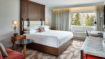 Quarto, 1 cama king-size | Roupa de alta qualidade, edredões de penas, cofre no quarto, secretária