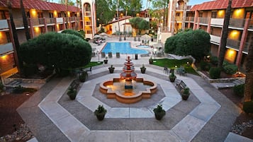 Piscina exterior, guarda-sóis, espreguiçadeiras