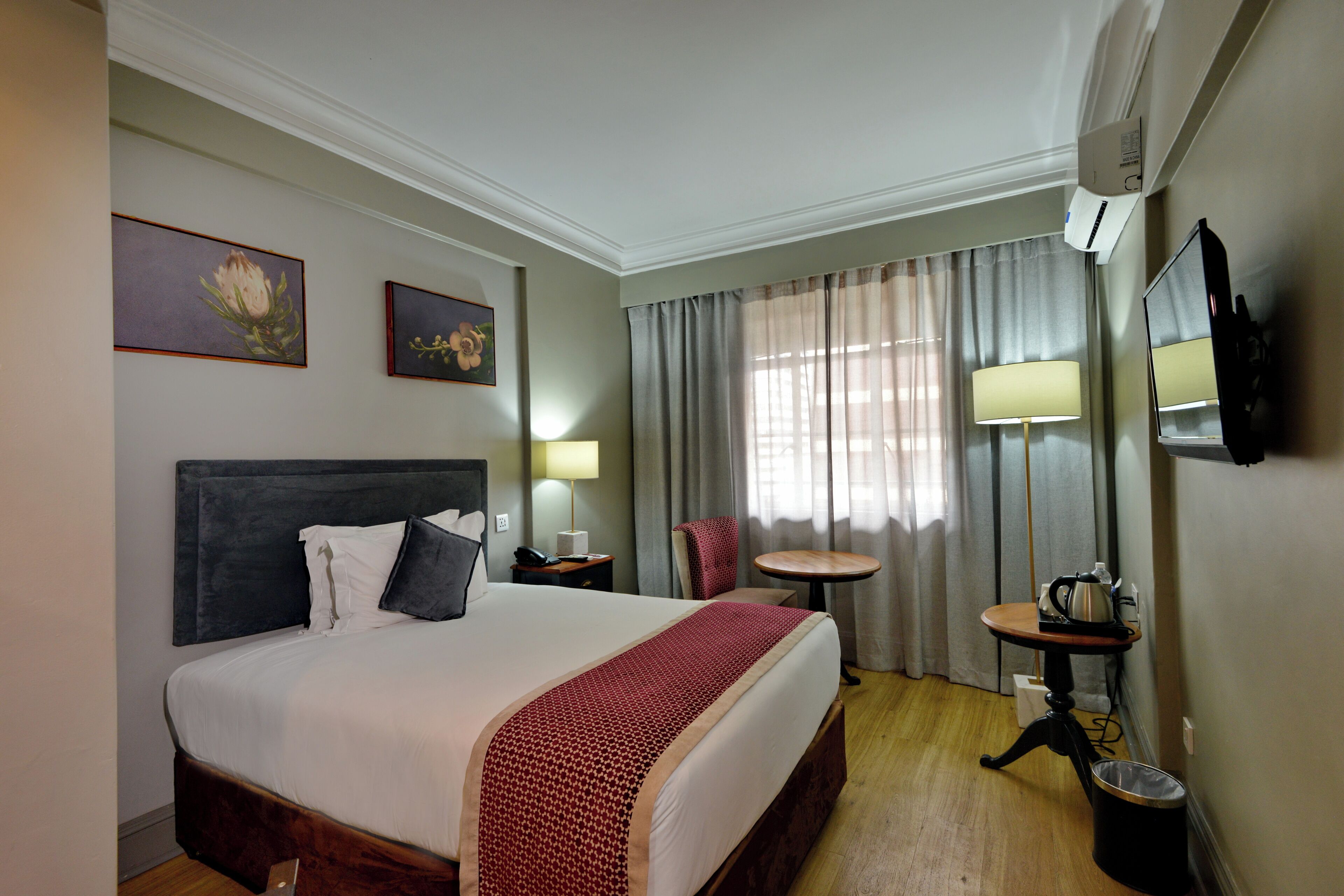 Quarto standard, 1 cama de solteiro, vista para a cidade | 1 quarto, cofres nos quartos, escrivaninha, Wi-Fi de cortesia