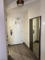 Roupa de alta qualidade, cofre no quarto, secretária 