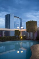 Piscina externa, funciona das 9h às 20h, espreguiçadeiras