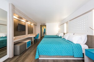 Quarto casal superior | Cofres nos quartos, escrivaninha, espaço de trabalho para notebook