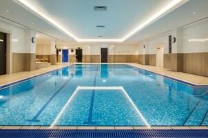 Piscina interior, espreguiçadeiras 