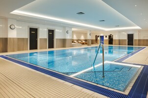 Piscina interna, espreguiçadeiras