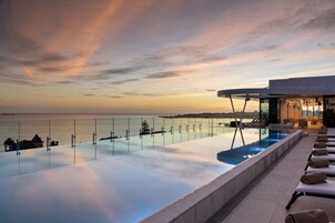 Piscina interior, piscina exterior, guarda-sóis
