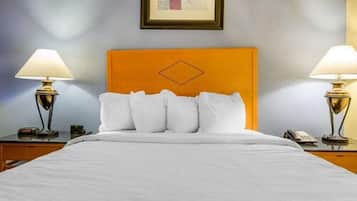 Roupas de cama premium, escrivaninha, espaço de trabalho para notebook