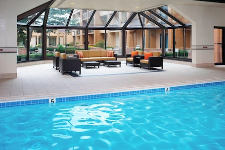Piscina interna. Courtyard by Marriott Chicago Arlington Heights / South