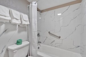 Uma combinação polibã/banheira, artigos de higiene pessoal grátis 