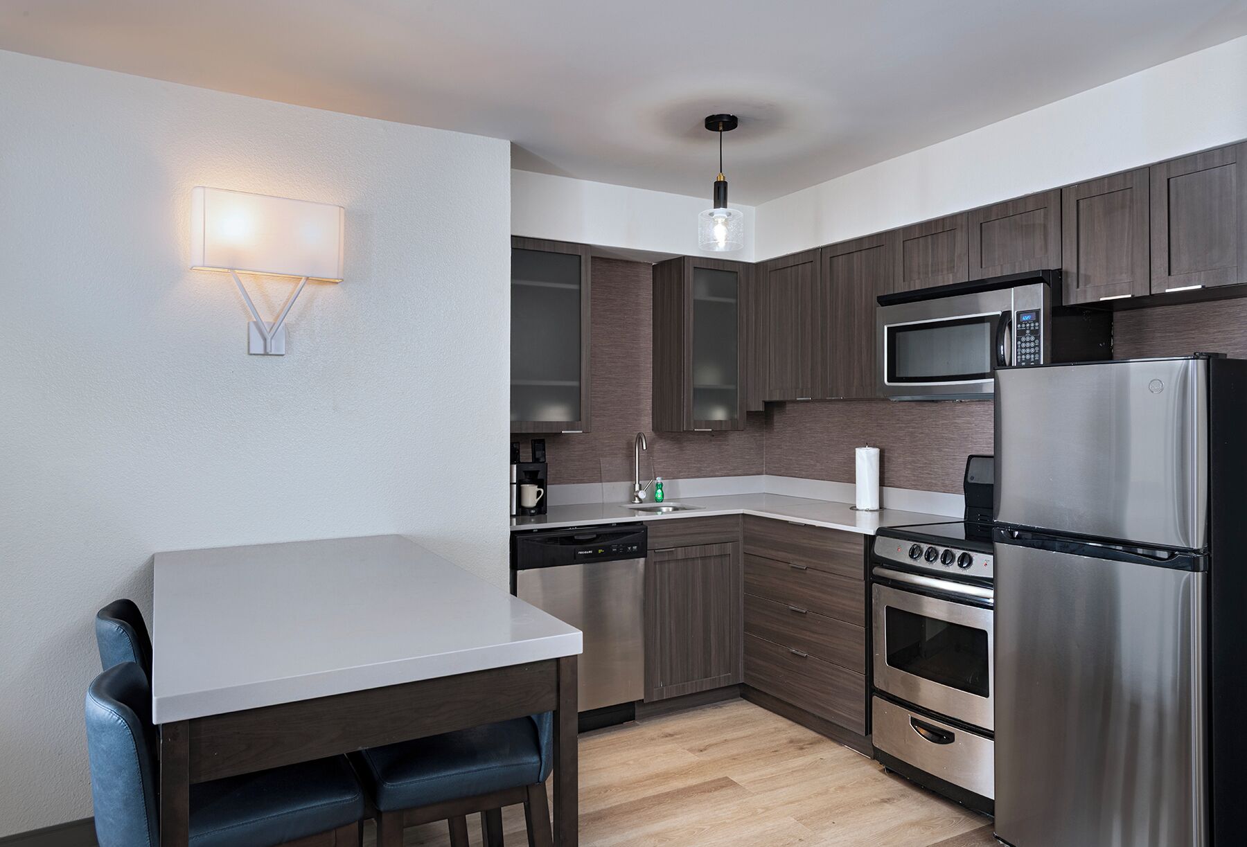 Suíte, 2 quartos | Cozinha privada | Geladeira, micro-ondas, cooktop, lava-louças