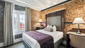 Quarto, 1 cama Queen (Petite) | Cofres nos quartos, escrivaninha, ferros/tábuas de passar roupa