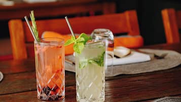 Uma mesa de restaurante com duas bebidas, uma faca e um guardanapo.
