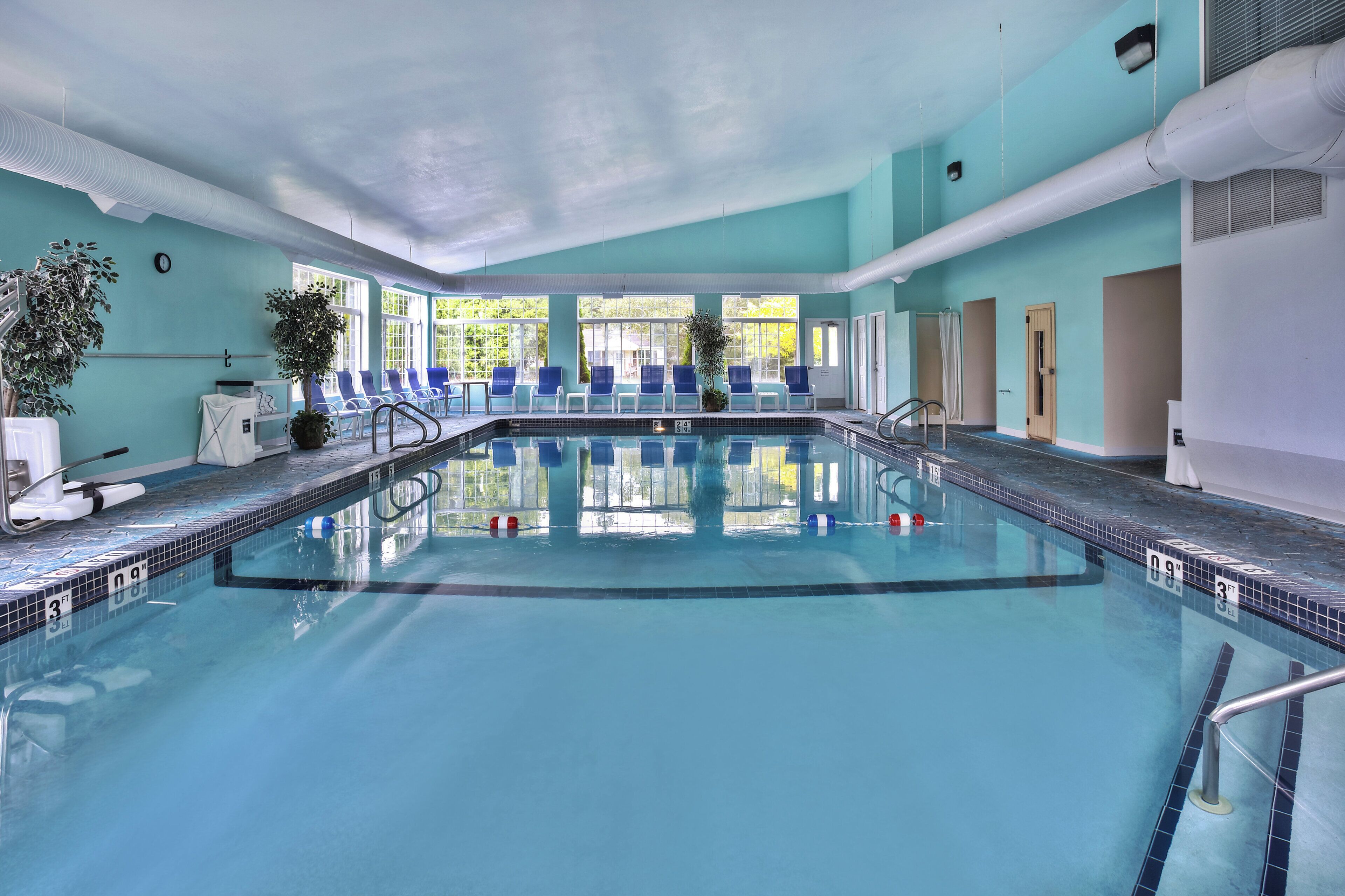 Piscina interior, espreguiçadeiras 