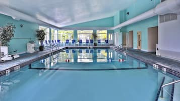 Piscina interior, espreguiçadeiras