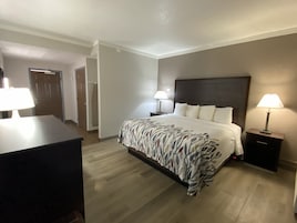 Quarto superior, 1 cama King, acessível, para não fumantes (Roll-in Shower) | Edredons de pluma, escrivaninha, cortinas blackout