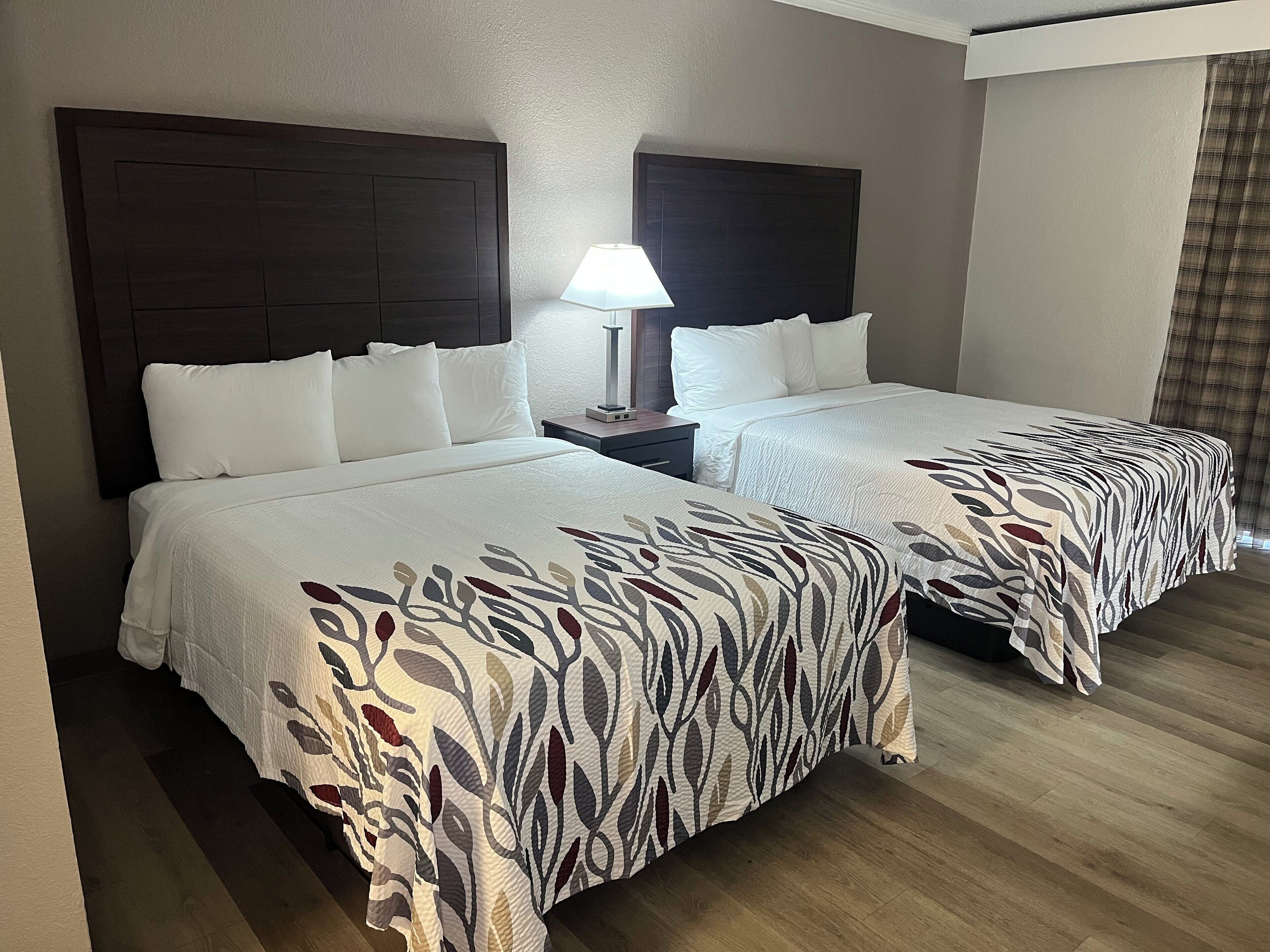 Quarto Deluxe, 2 camas queen-size, não fumadores | Edredões de penas, secretária, cortinas/cortinados opacos 