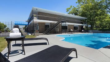 Piscina exterior sazonal, espreguiçadeiras