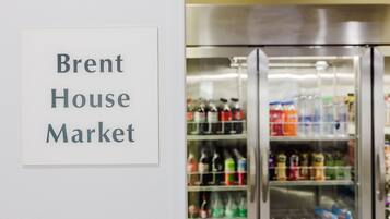 Mostrador refrigerado em um mercado com diversas bebidas.