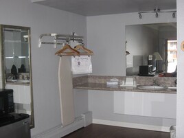 Escrivaninha, ferros/tábuas de passar roupa, Wi-Fi de cortesia