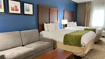 Suite, não fumadores (2 Queen Beds & 1 Sofa Bed) | Sala de estar | Televisor de ecrã plano de 42 polegadas com canais por cabo, televisor