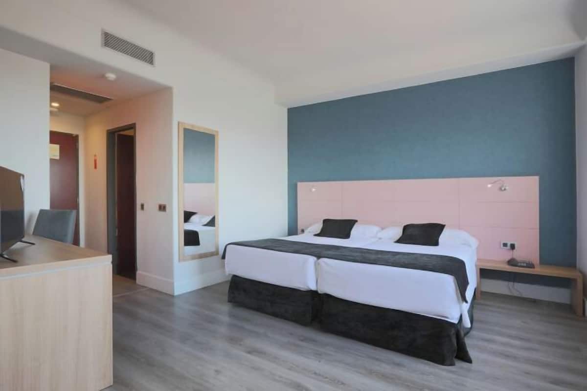 Minibar, cofre no quarto, secretária, cortinas/cortinados opacos