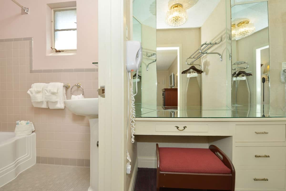 Casa de banho | Uma combinação polibã/banheira, artigos de higiene pessoal grátis