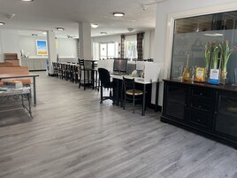 Café da manhã para viagem grátis todos os dias