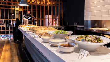 Café da manhã continental todos os dias (USD 28.00 por pessoa)